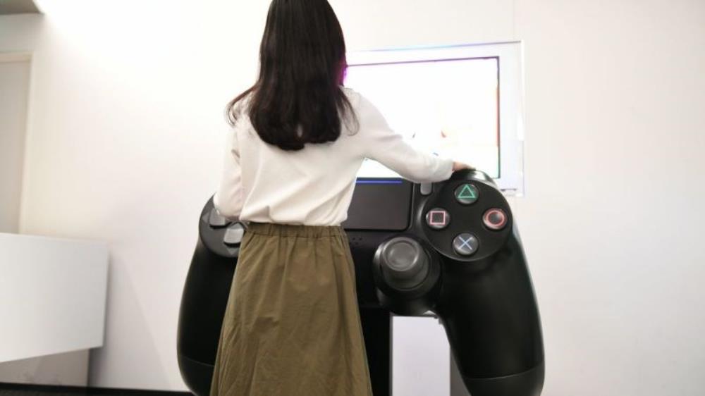 This Might Be The Biggest PlayStation 4 Controller In The World | N4G