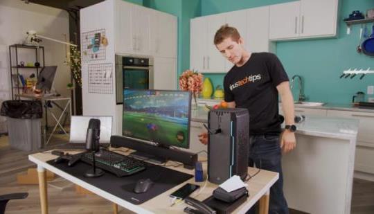 Watch This Guy Build A PC Gaming Station With Only AmazonBasics Product ...